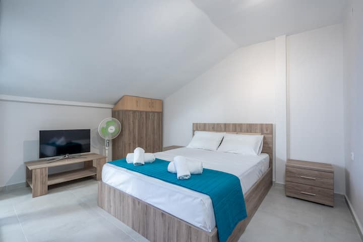 Spacious Apartment With Attic, Kryopighi - Касандрия