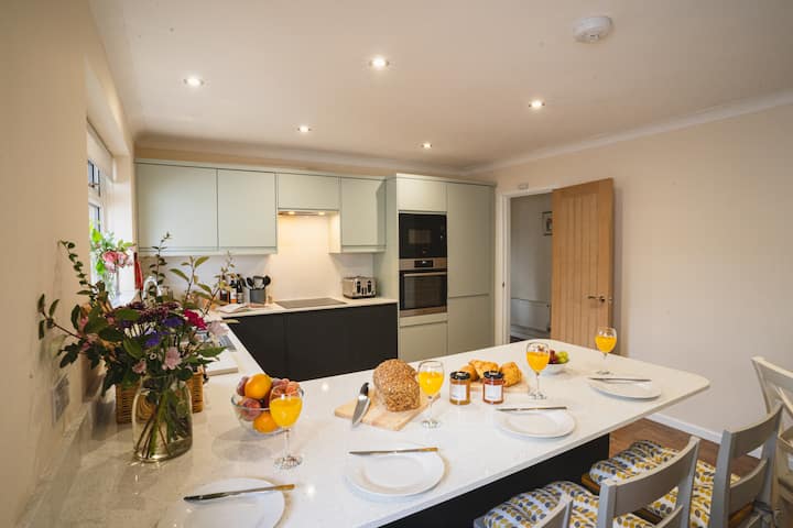 Modern & Spacious Villa With Garden In New Forest - New Forest