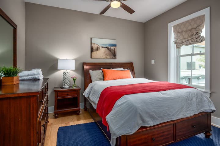 Luxury Thames St 2br W/ Parking - Jamestown, RI