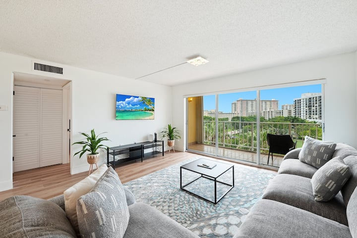 Deluxe Retreat In Sunny Isles - Beach Walk! - Sunny Isles Beach, FL