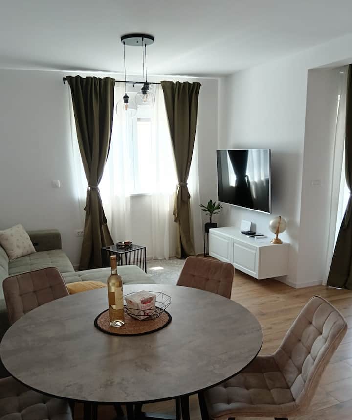 Apartman V – Cozy 2br W/ Balcony & Free Parking - Trogir