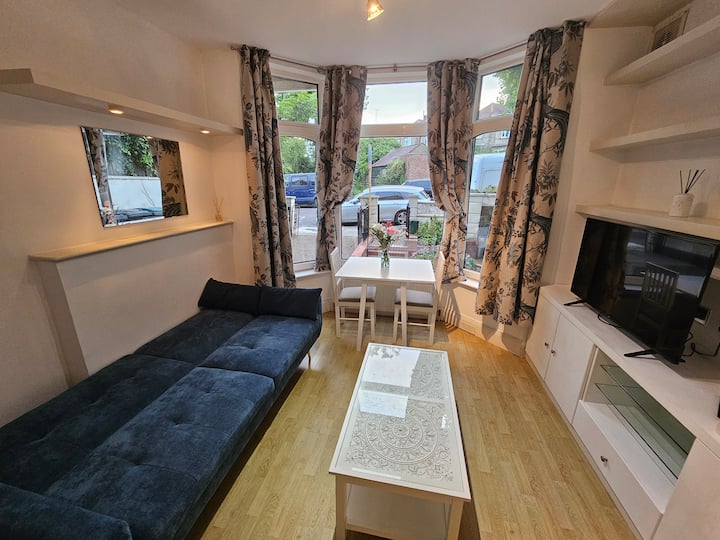 Light 1-bed - London N8 - Free Parking - Fast Wifi - London