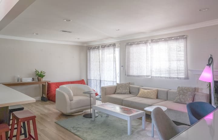 Modern Oasis With Pool/backyard - Cypress, CA