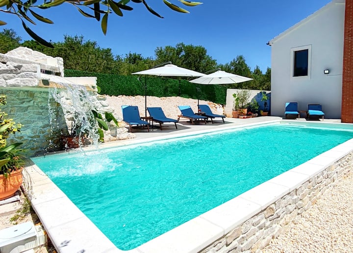 New! Villa With Xl Swimming Pool And Waterfall - Starigrad-Paklenica