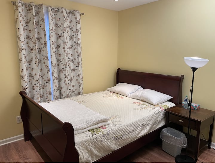 Calm Place- 2bedrooms- 2queen Beds-1.5 Washroom - Westland, MI