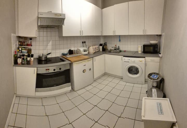 Large Double Room In Top Floor Apartment - Dublin