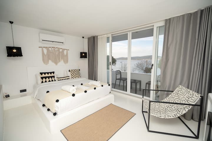 Ayvalık ÇAmlık'ta Jakuzili Deniz Manzaralı Oda - Ayvalık