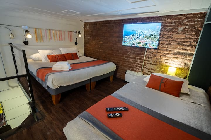 Cozy King Bed/twin Room W/ Bath & Mezzanine - Valparaíso