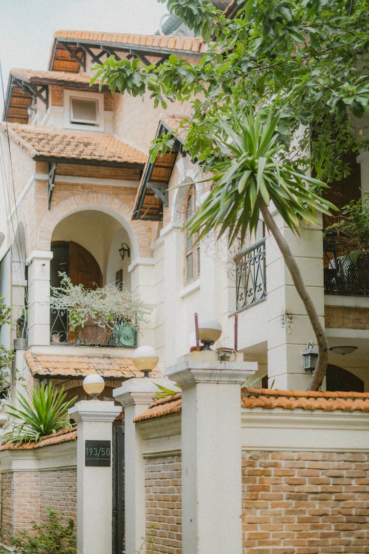 Lush Balcony Retreat: Central Hcmc Peace - Vietnam