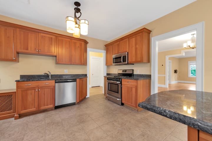 Large 3 Bed Condo Free Parking, Furnished - Newton, MA