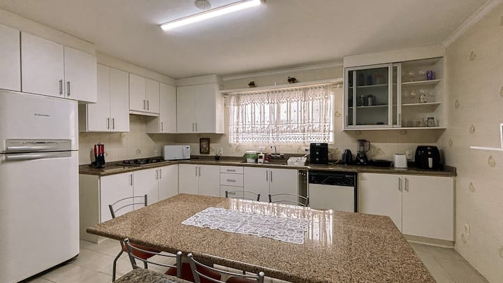 Casa C/ampla Cozinha E 3 Quartos P/ate 8 Pessoas - Joinville, Brazil