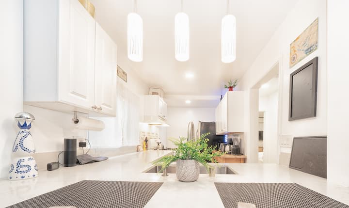 31 Day Min Hollywood 2 Bdrm House + Parking - Los Angeles, CA