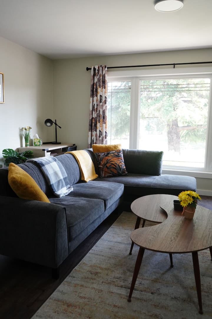 Cozy 3 Br Inner City House | Full Kitchen| - Calgary