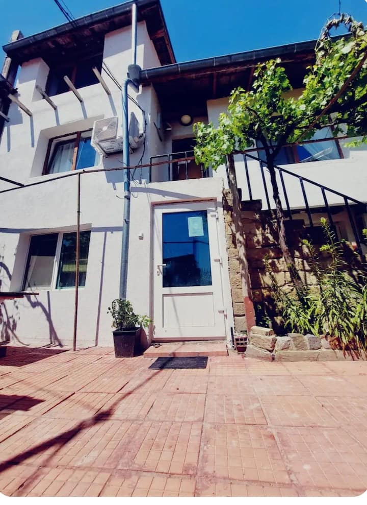 The Vinehouse:iconic Fortress Views&old Town Charm - Veliko Tarnovo