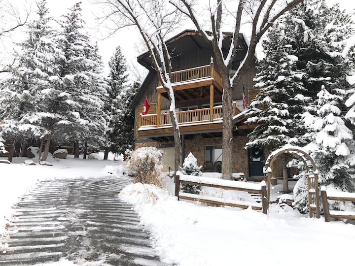 Swiss Chalet With 6 Bedrooms, 4 Baths, Sleeps 12 - United States