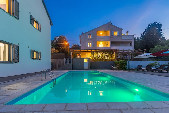 Yolo-residence, Apartment Family Comfort - Neresine