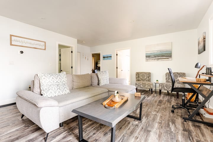 Modern, Sunset Waterfront Cottage With Ev Charger - Napanee