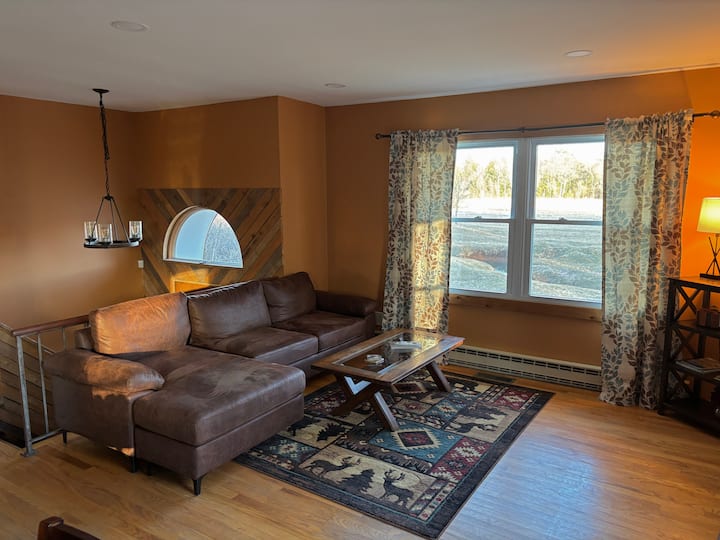 Pocono Creek Retreat Cabin - Carbondale, PA