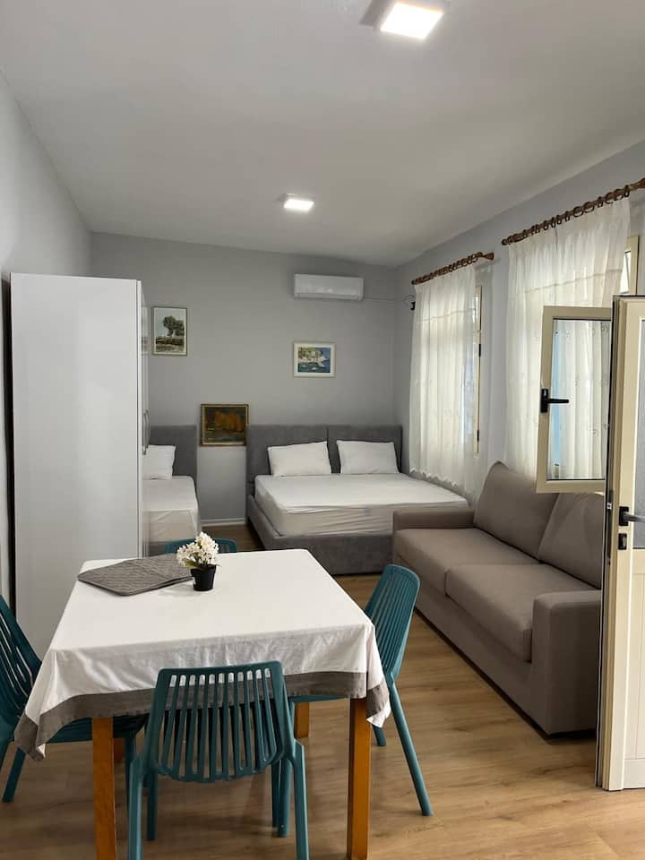 Elvira’s Apartment Near Seaside - Himarë