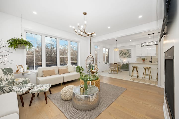 Luxury 4br, Near Cafes:family, Pool Table, Parking - Ajax