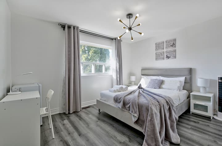 Room B In Comfort Stay With Free Parking - Toronto