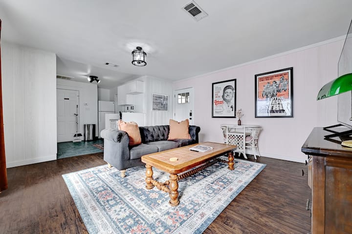 Charming & Cozy Central Atx Duplex - Austin, TX