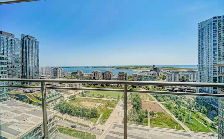Cozy Den Room Near Cn Tower In Lakeview Condo - Toronto
