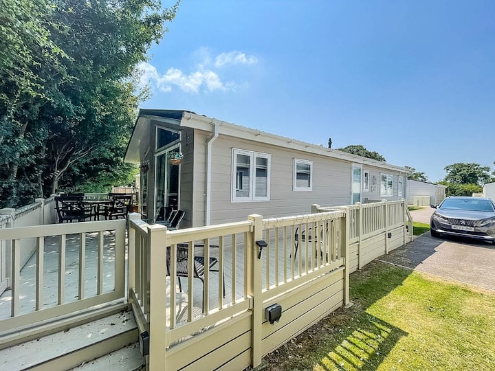 Lodge With Decking At Oaklands Park Ref 39017rw - Mersea Island
