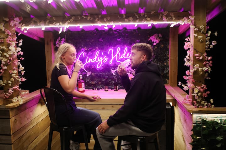 Cindy's Hideout- 50" Outdoor Smart Tv & Hot Tub - Conwy