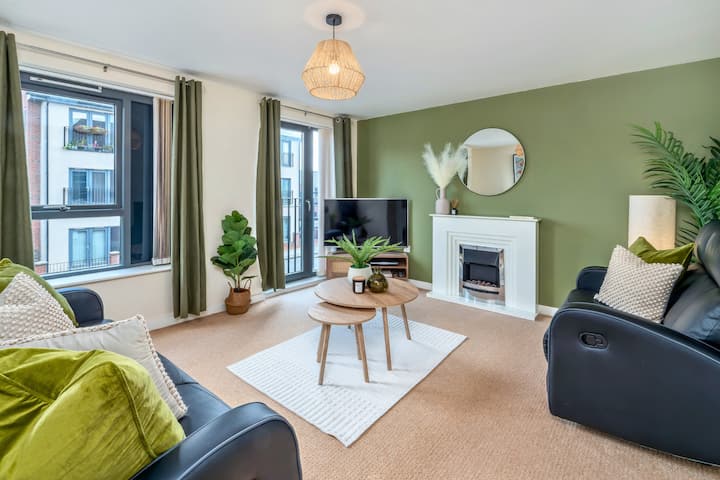 Large & Convenient | City Centre With Parking - Stoke-on-Trent