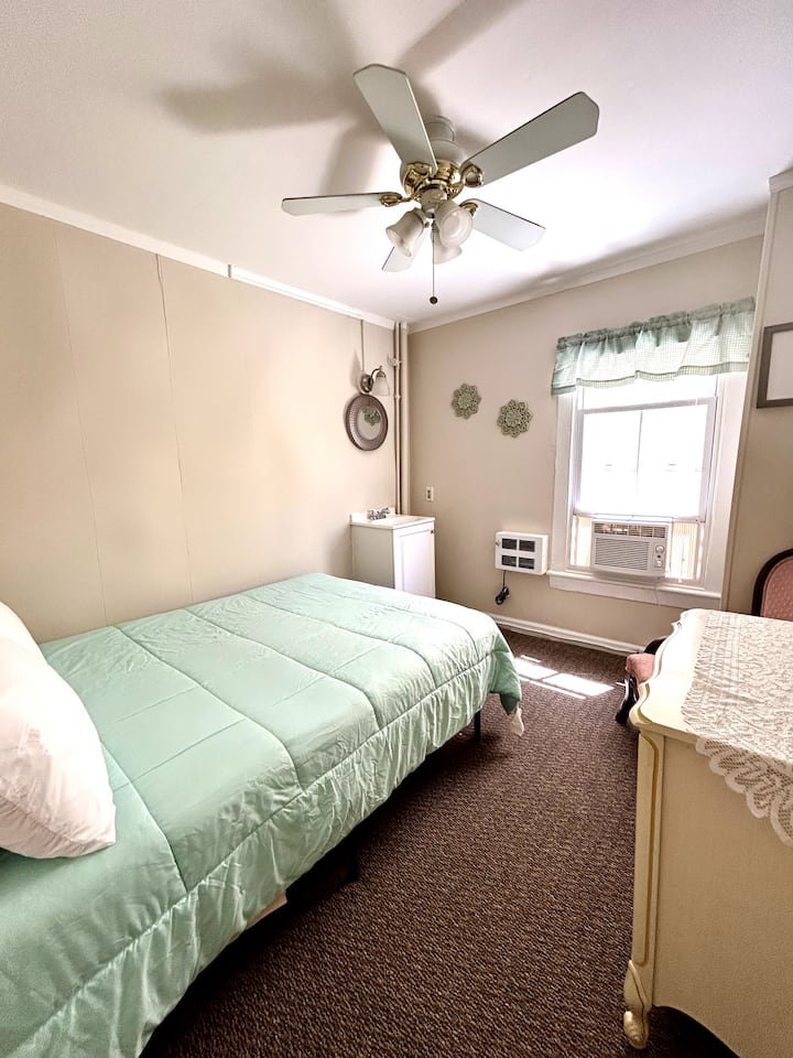 Bath Avenue - Room 7 - Belmar, NJ
