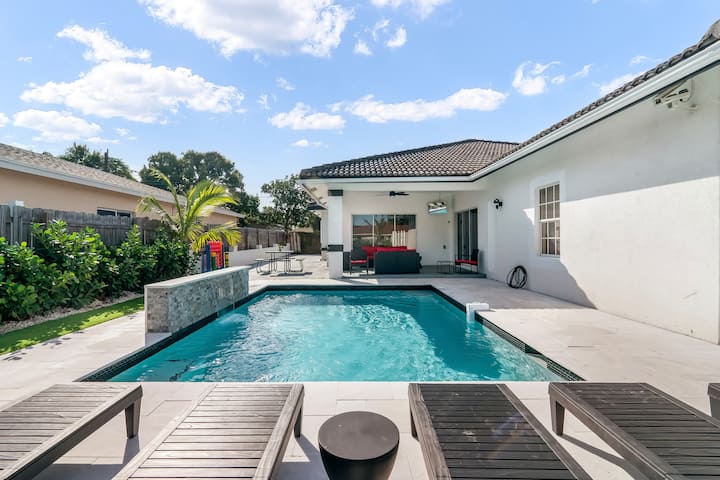 ~Delray Castle Heated Pool~minutes To The Beach - Delray Beach, FL