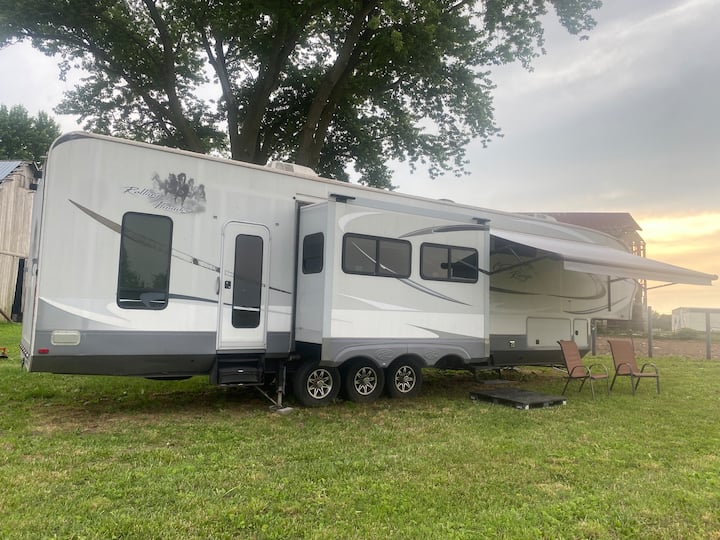 Green Meadow Camper - Amish Farm Stay - Hammond, IL