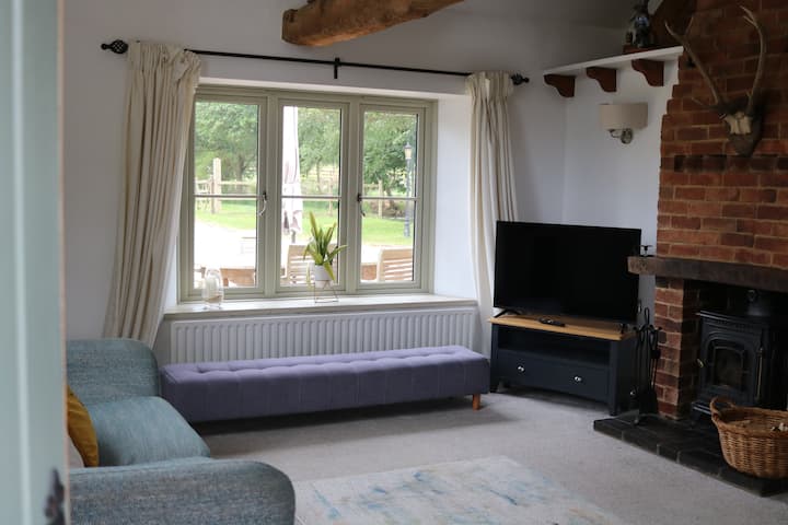 Characterful Cottage In Idyllic Spot - Oxfordshire