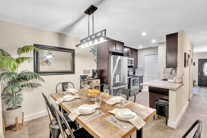 King Bed, Free Parking - Near Sun, Flavor & Music! - Miami, FL