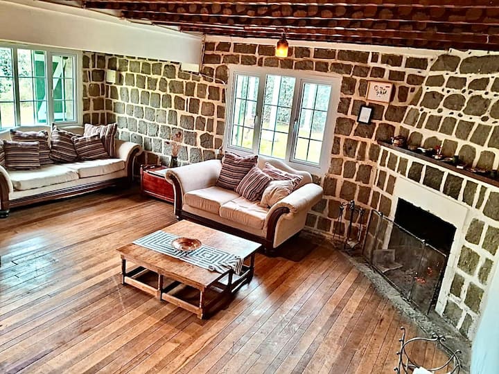 Casa De Piedra Con Chimenea Y Espectacular Vista. - Pirque