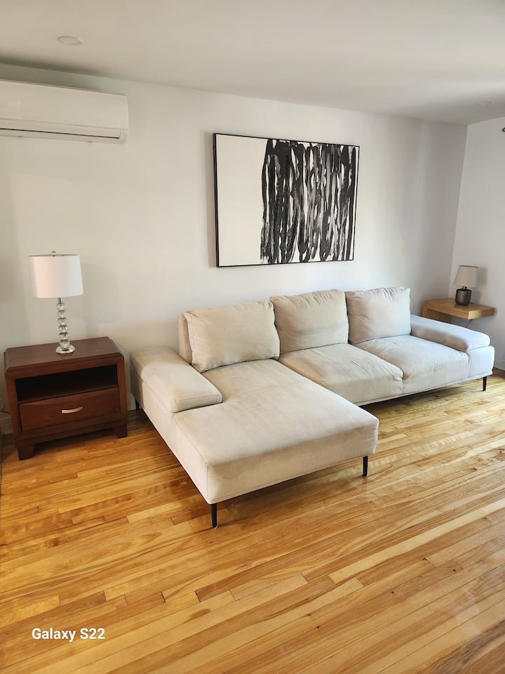 Relax In Comfort – Roomy & Homie 2-bedroom Stay - Laval, Quebec, Canadà