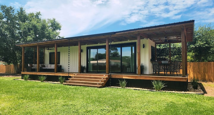 "Glamtainer" - Navarre, FL