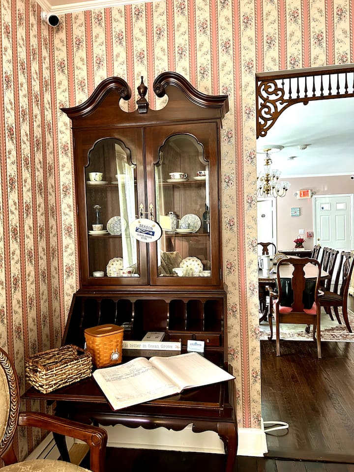 Bath Avenue - Room 8 - Long Branch, NJ