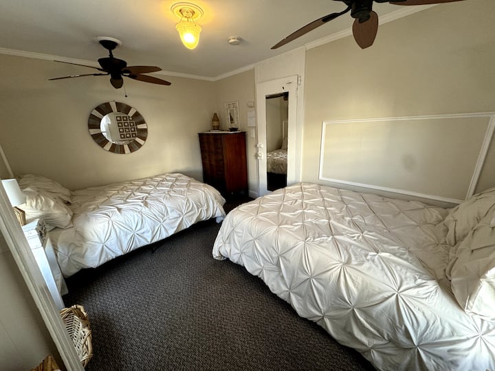 Bath Avenue - Room 9 - Belmar, NJ