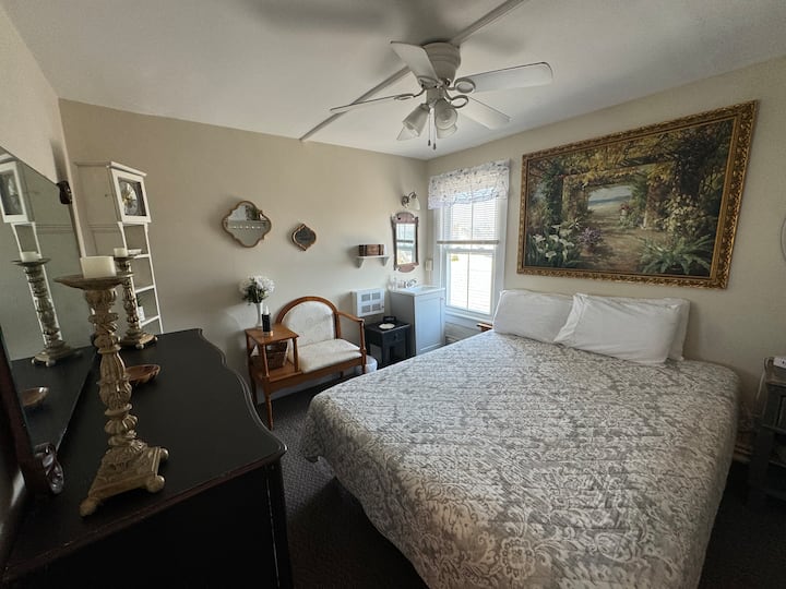 Bath Avenue - Room 13 - Bradley Beach, NJ