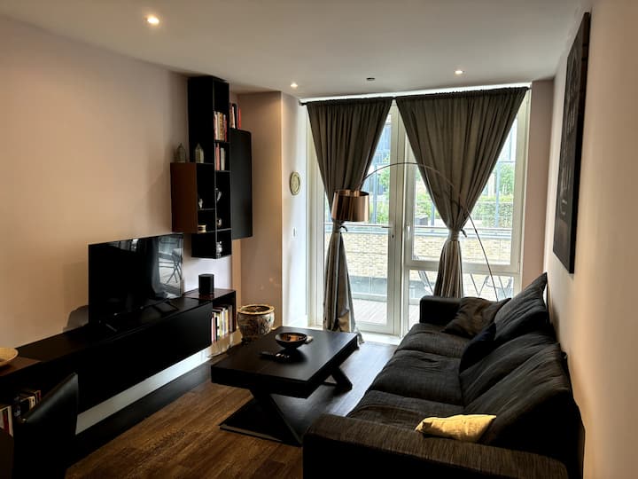 Beautiful Modern Apartment By The River - London