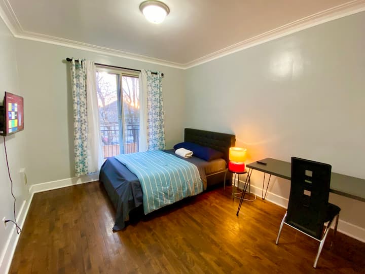 Sunlight Room W/private Balcony & High Speed Wi-fi - Montreal