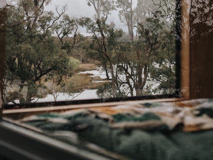 Secluded Off-grid Cabin Lake View - Pet Friendly - Rylstone