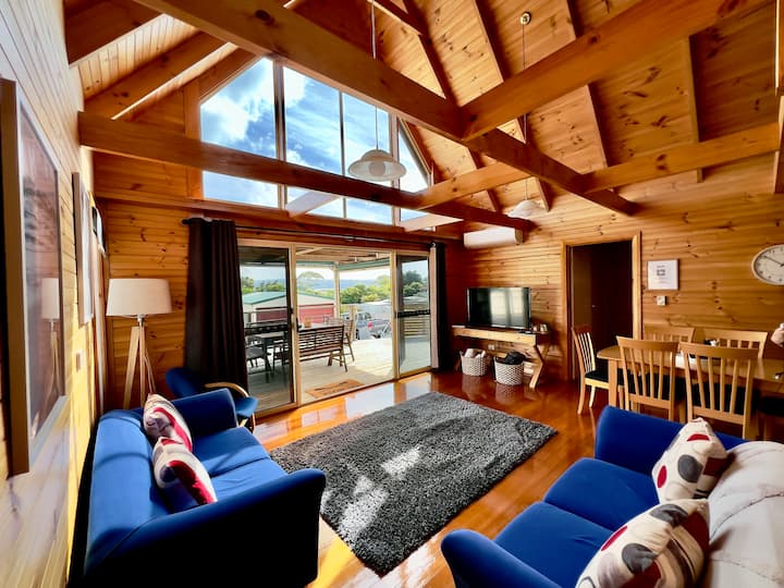 House With Bay Views - A Family Getaway - Binalong Bay