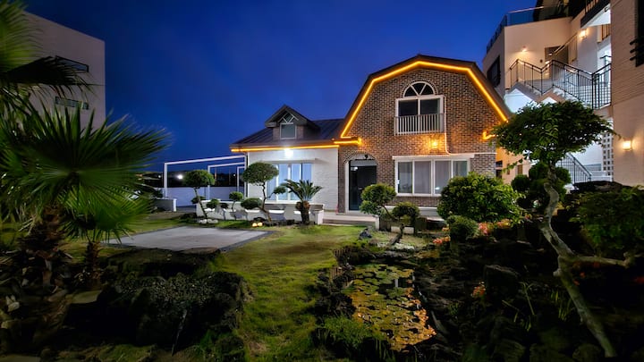 섬데이제주.월정해변도보1분/부모님과함께/가족전용펜션/최고급안마의자/예쁜정원 - Jeju-si