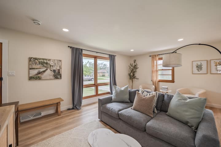 Tiny's House | Cozy 3 Bed, 1 Bath - Ankeny, IA