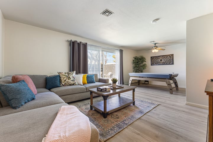 Entire Home W Pool/ Hockey Table/king Bed - Las Vegas