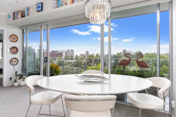 Chic Pad Nestled Above Beautiful Albert Park - 