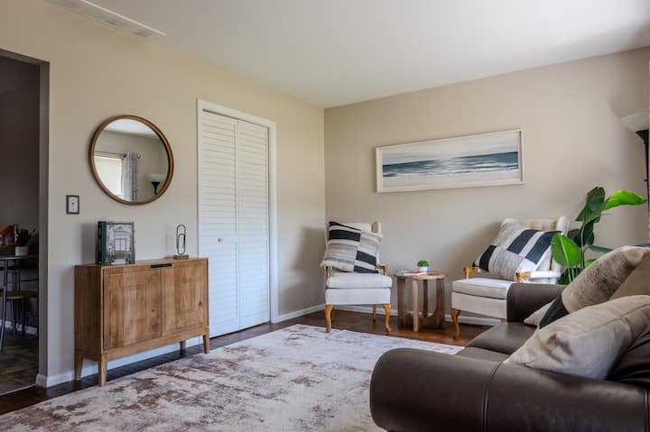 2 Bd| Cozy Wyandotte Retreat Near Detroit River - Lincoln Park, MI
